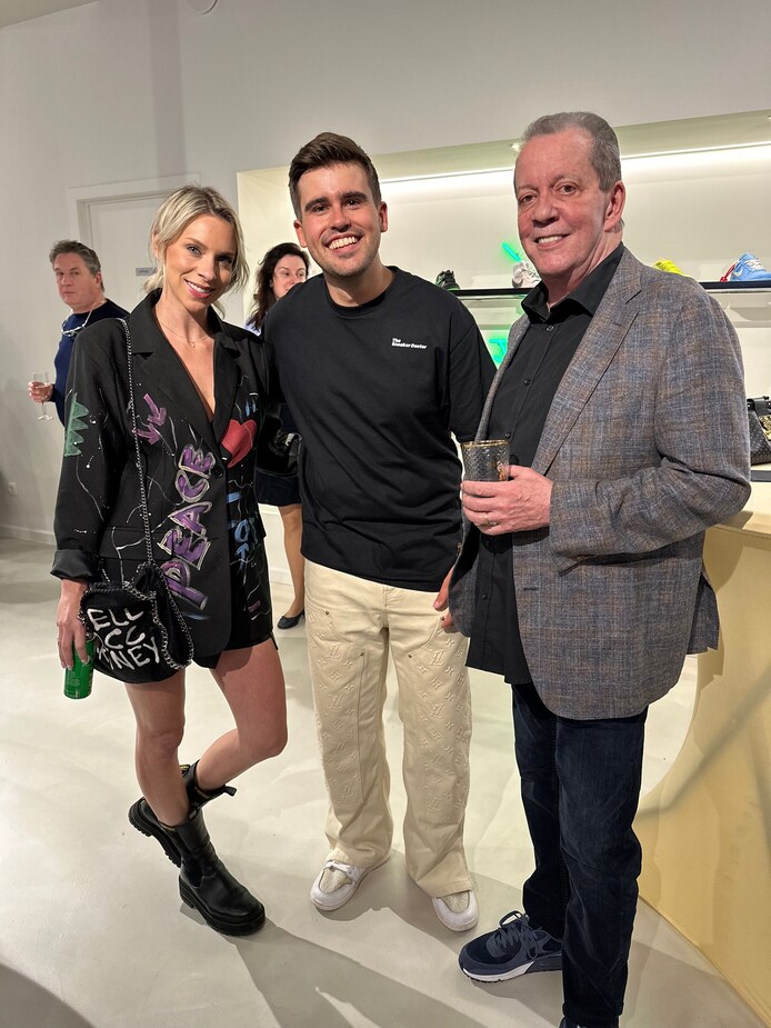 IN BEELD. Bekend Vlaanderen opent nieuwe sneakerwinkel van deejay in ...