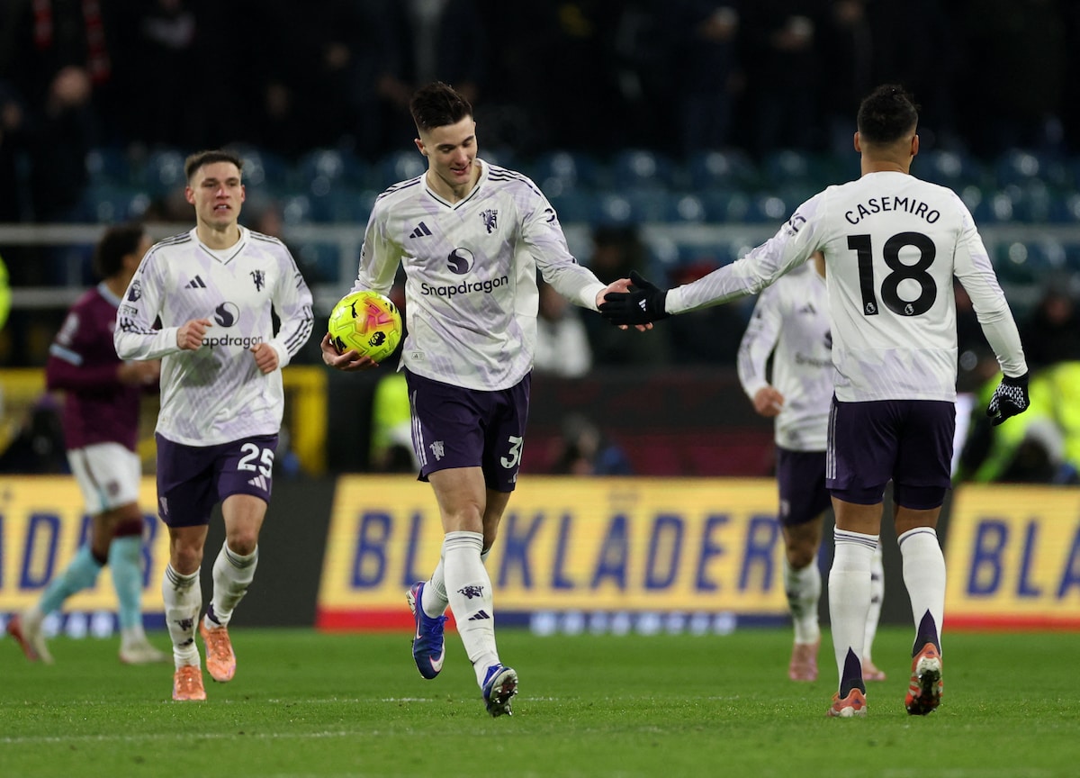 Lammens mag vieren: Sesko scoort zijn tweede van de avond en zet United ...