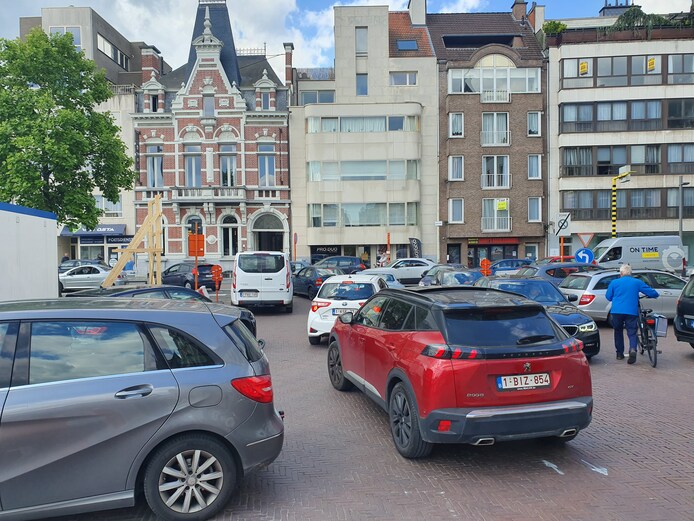 Donderdagse markt veroorzaakt files op tijdelijke parking Grote Markt: “Slachtoffer van eigen ...