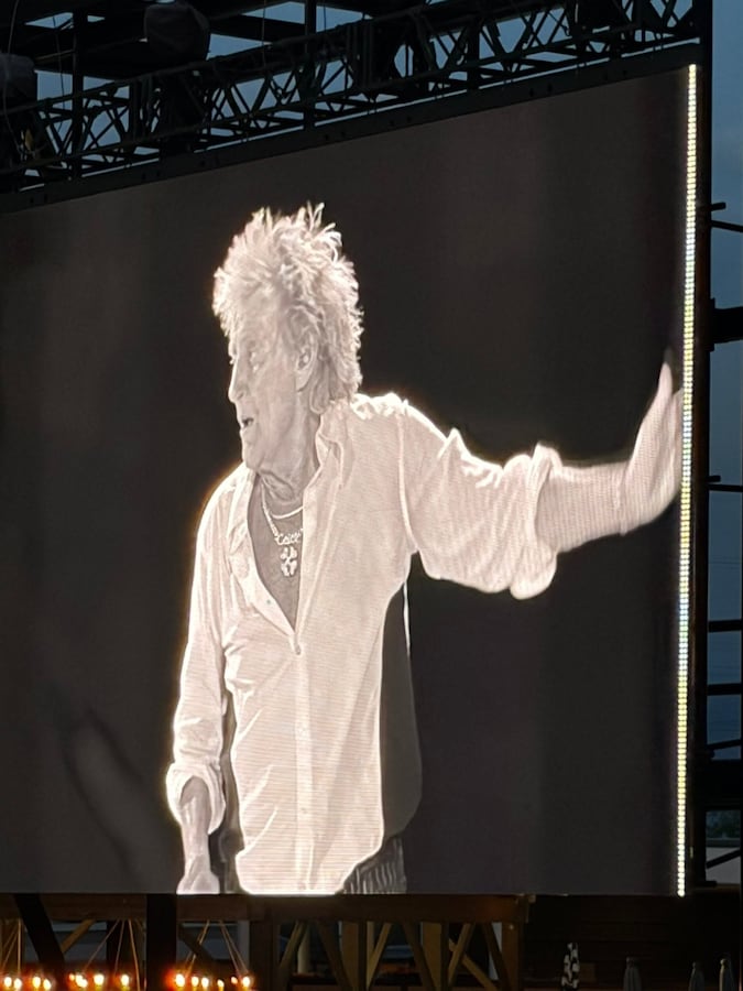 Rod Stewart worstelt zichtbaar tijdens optreden in Utah en krijgt zelfs ...