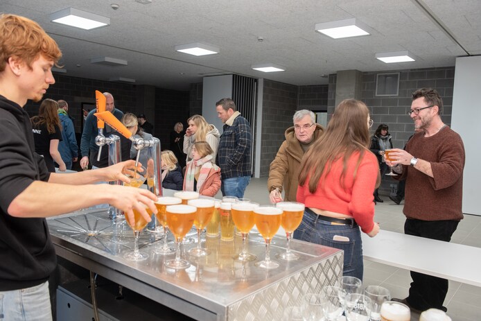 IN BEELD. Inwoners van Gavere toosten in Sporthal Scaldis op het nieuwe ...