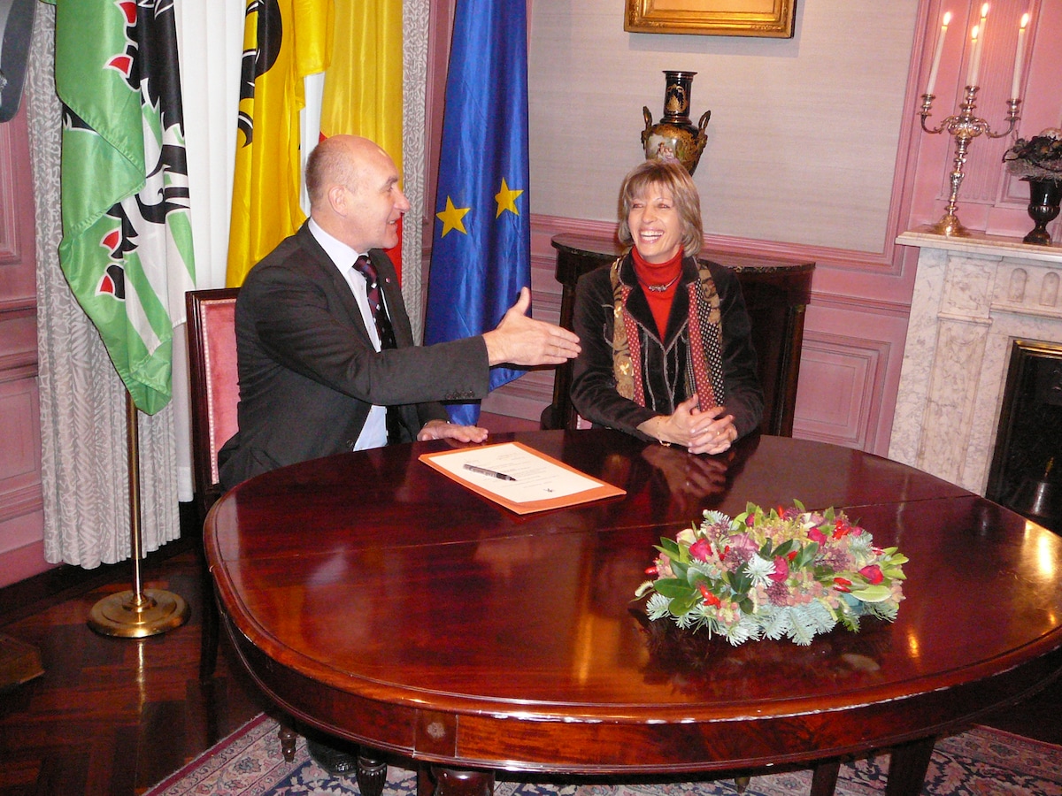 Vermoorde ex-burgemeester Ilse Uyttersprot van Aalst krijgt eretitel ...