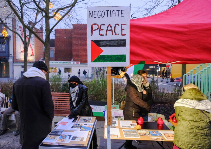 Platform Palestina Solidariteit houdt stille wake | Kortrijk | hln.be