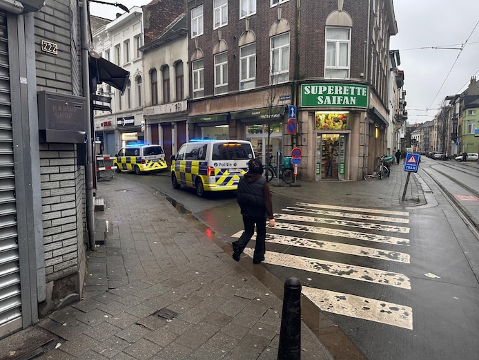 Man loopt steekwonde in de nek op in de Seefhoek in Antwerpen ...