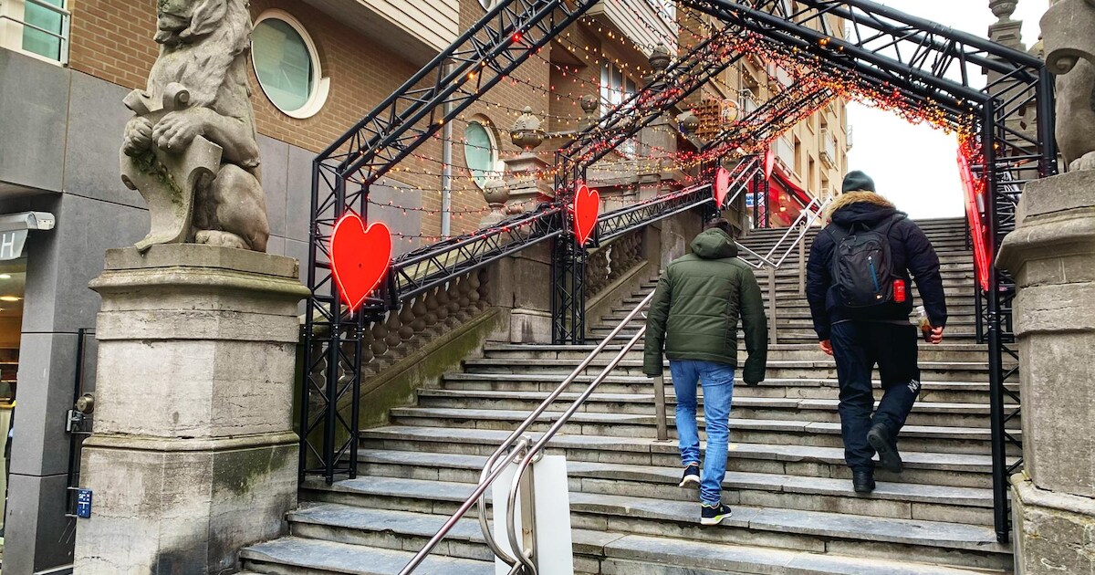 Stadsbestuur zal iconische Kerkstraattrap grondig restaureren: “We ...