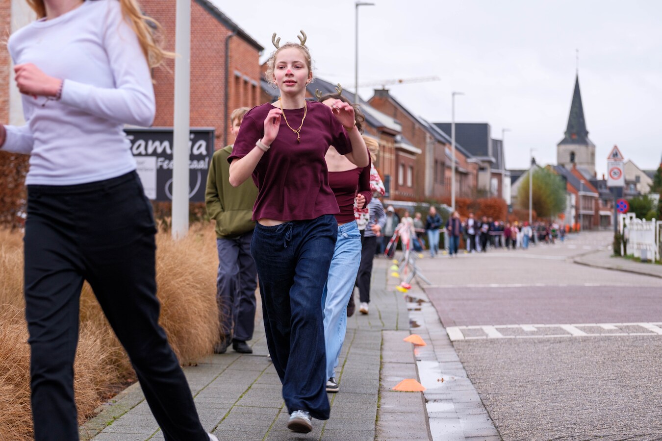KIJK. Leerlingen van Sint-Calazansinstituut lopen verkleed voor de ...
