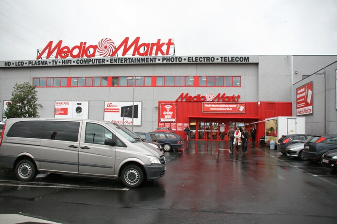 Roemeense MediaMarkt-inbrekers crashen tegen middenberm E403 tijdens ...