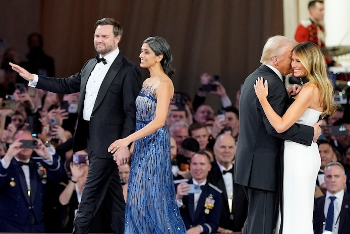IN BEELD. Trump en first lady Melania dansen op inauguratieballs ...
