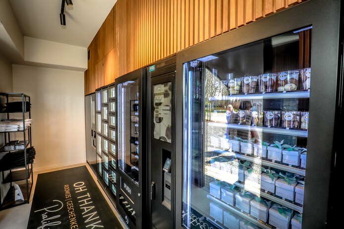 Papa en dochter Igor (57) en Gaël (29) van Pralifino openen automatenshop ‘Choc-O-Matic’ in ...