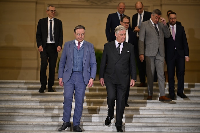 IN BEELD. Van De Wever (N-VA) die even de kluts kwijt is tot een wel ...