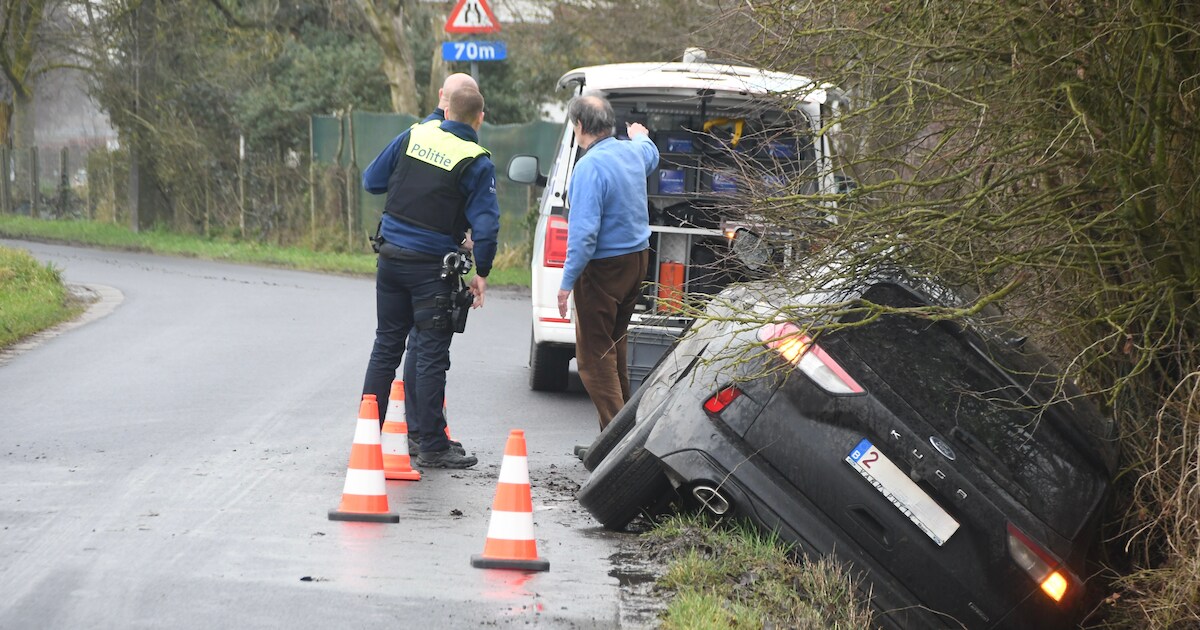 Dame raakt van de weg af en sukkelt in gracht, in Zwevegem | Zwevegem ...
