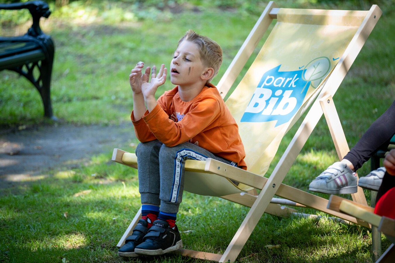 Bibliotheek opent ‘parkbib’ aan kasteel d’Ursel: “Kom coronaproof lezen ...