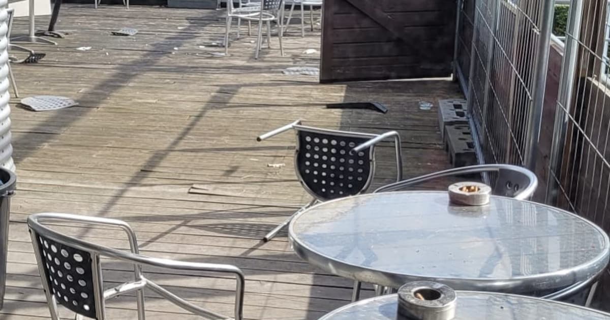 Hangjongeren die al maanden overlast veroorzaken plegen vandalisme op ...