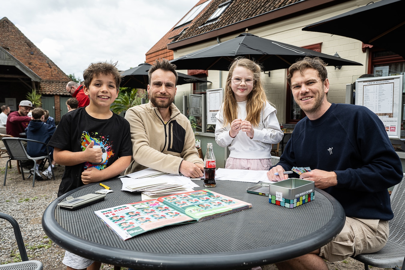 Panini-mania slaat toe in Boom: tientallen verzamelaars ruilen WK ...