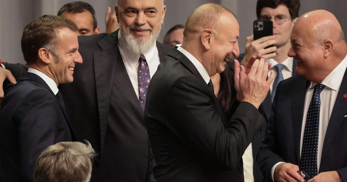 KIJK. Albanese premier grapt met Macron over verspreking Trump ...