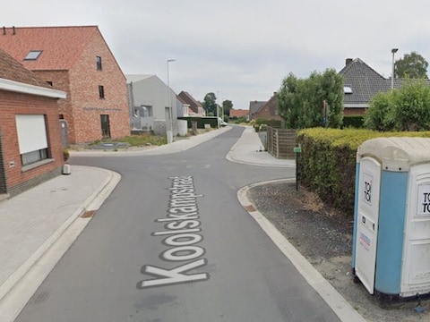 Beschonken bestuurder (30) belandt deels met wagen in tuin na klap op ...