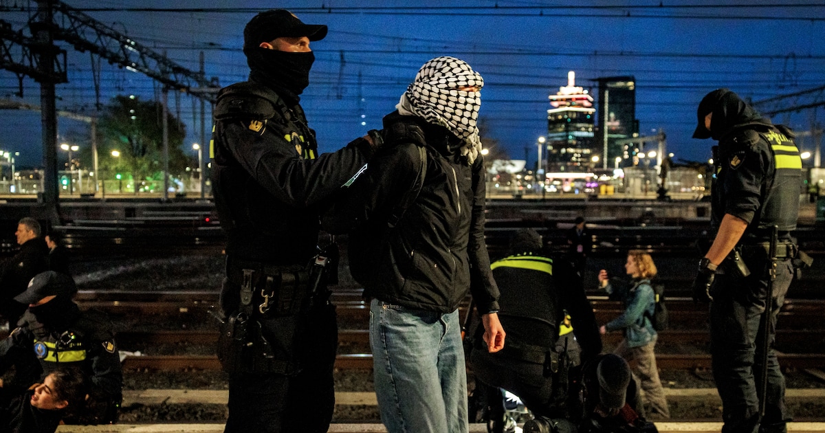 Politie arresteert ongeveer 20 demonstranten Extinction Rebellion die ...