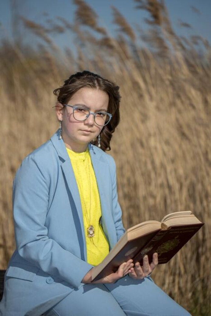 Shania uit Diksmuide doet haar vormsel | Diksmuide | hln.be