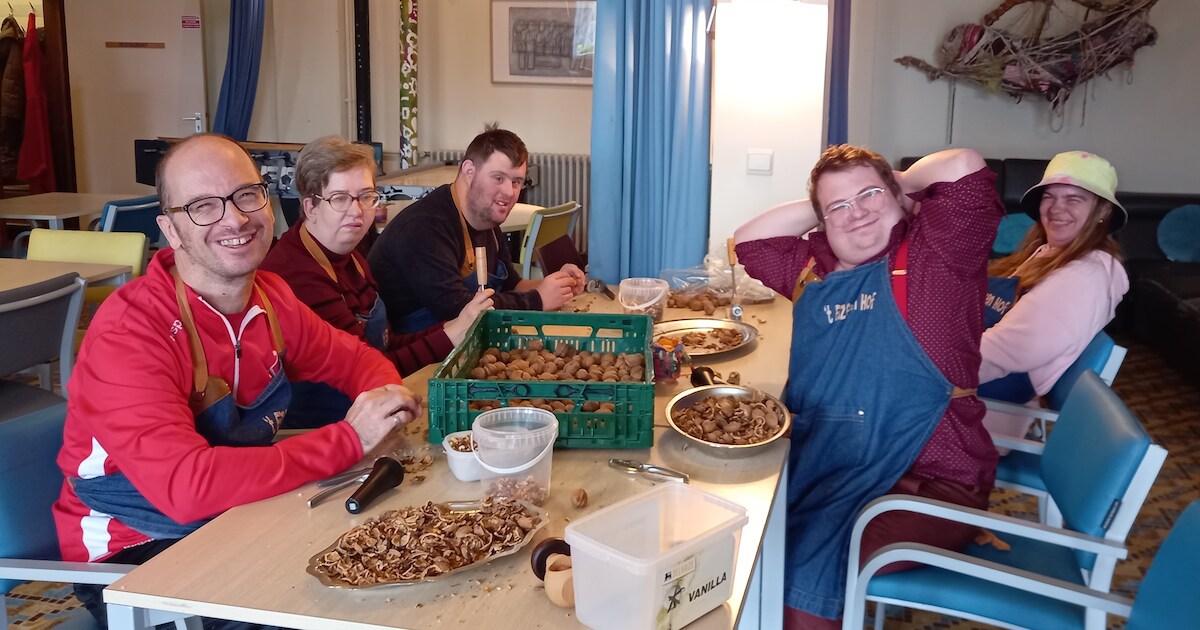 Bewoners van Zonnelied in Eizeringen kraken walnoten tot olie voor de ...