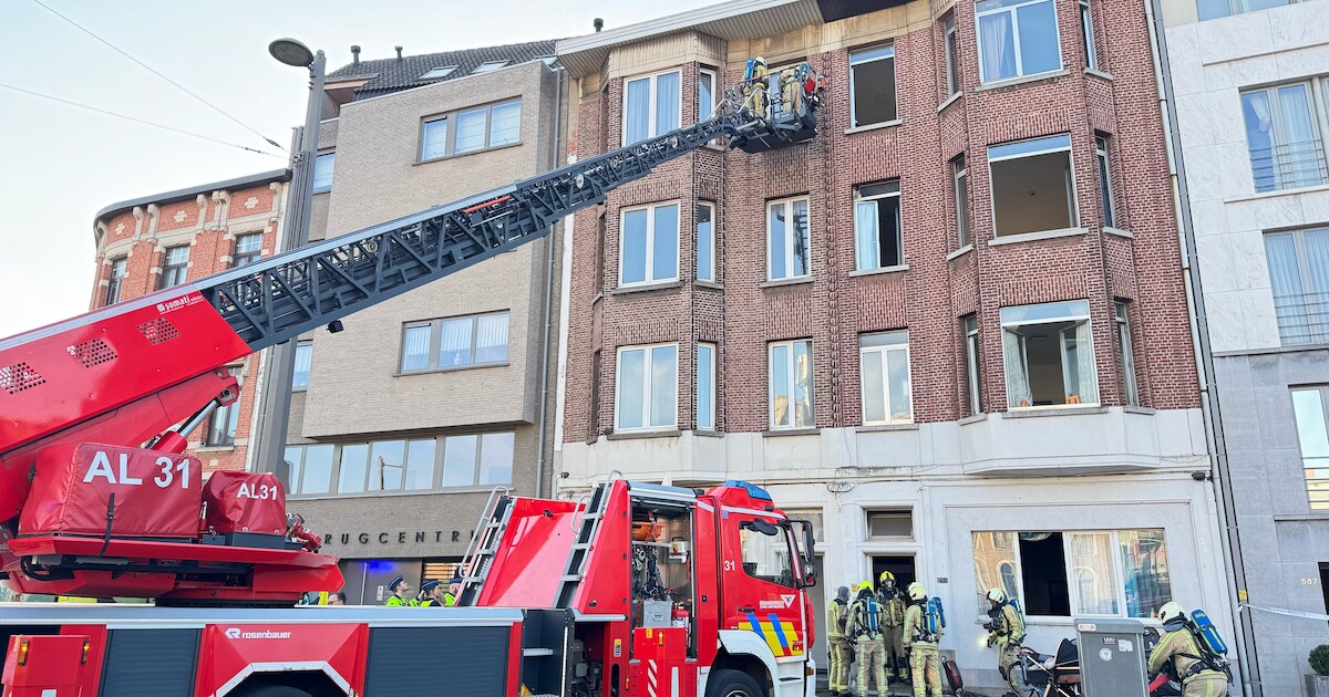 Zware woningbrand in Merksem: man zwaargewond, brandweer redt veertien ...