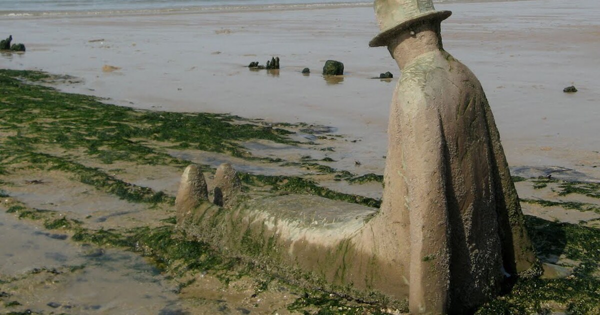 Beeld van Folon onder het zand | Knokke-Heist | HLN.be
