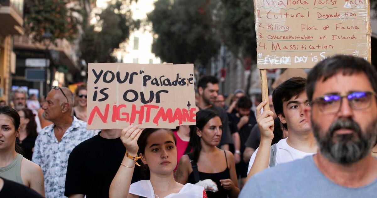 Duizenden mensen demonstreren in Mallorca massaal tegen massatoerisme ...