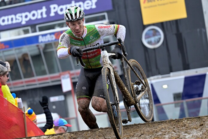 25 jaar na zijn papa: impressionante Thibau Nys kroont zich voor het eerst tot Belgisch kampioen ...