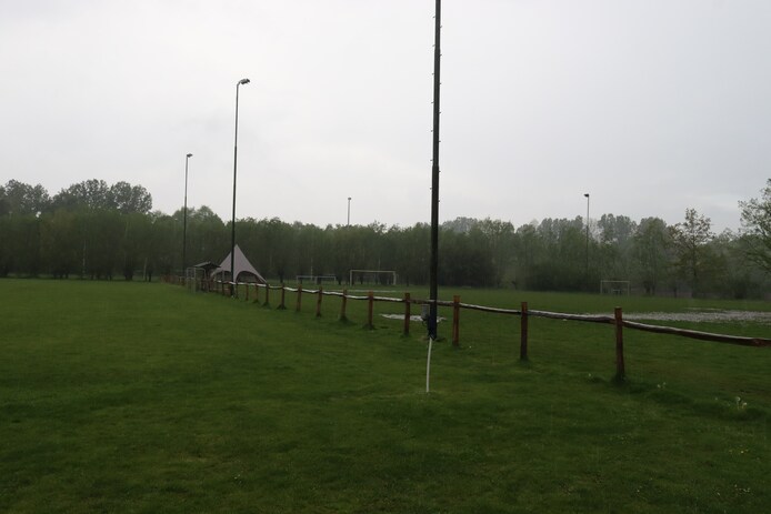 “Hij schopte zo hard als hij maar kon op het hoofd van die speler ...