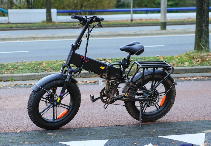 Bestuurder (23) van elektrische fatbike negeert rood licht: “Hij kon 25 km/u rijden zonder te ...