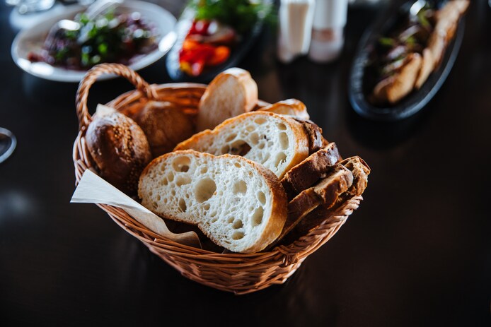 Waarom het (g)een goed idee is om een stukje brood voor je maaltijd te ...