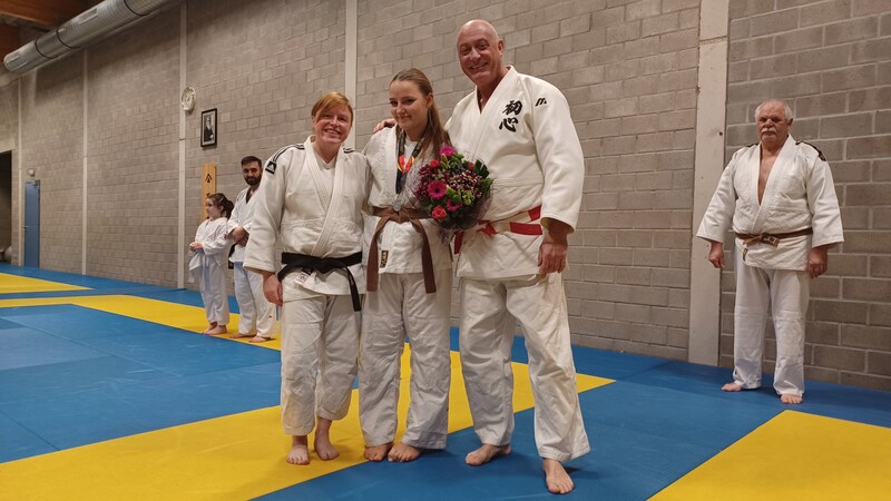 Bredense judoclub Sonkei zet zilveren medailliste Amy in de bloemetjes ...