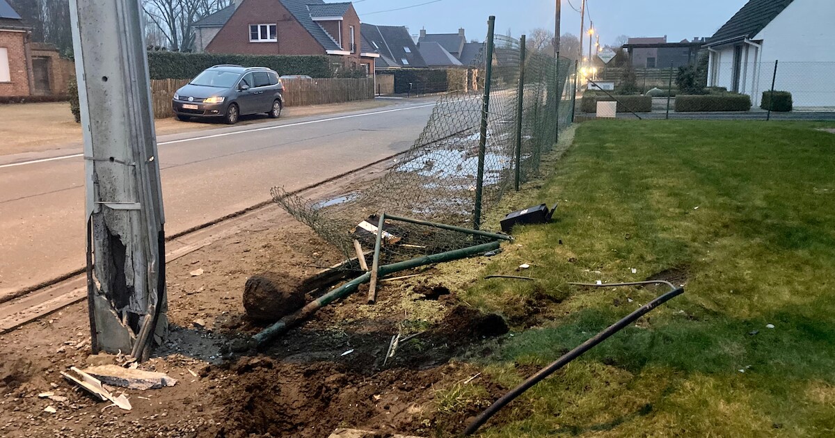 Auto raakt van de weg af en ramt elektriciteitspaal: bestuurder gewond ...