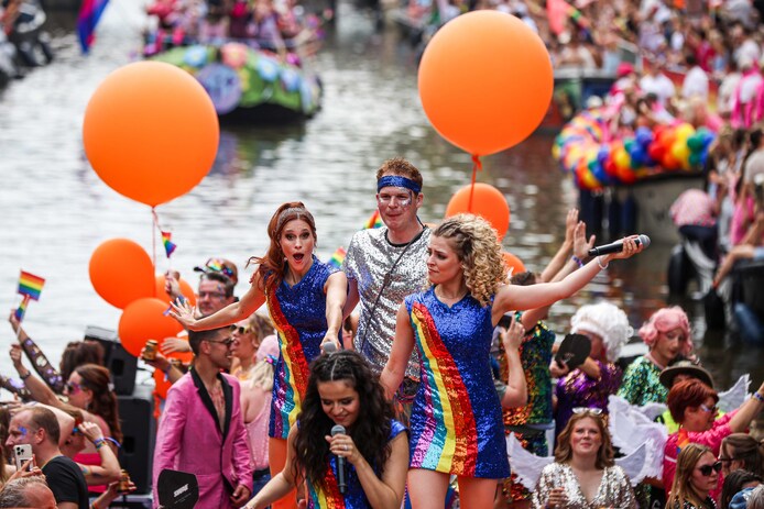 KIJK. Uiteraard mét regenboogjurkjes: K3 maakt Pride-debuut tijdens ...