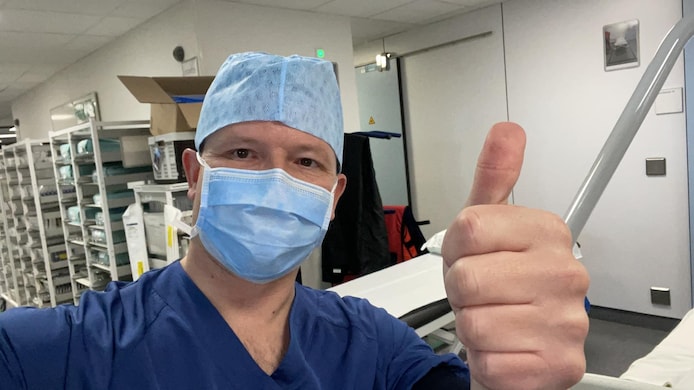 Neurochirurg Jeroen Ceuppens, die zelf nog tegen kanker vecht, stapt in ...