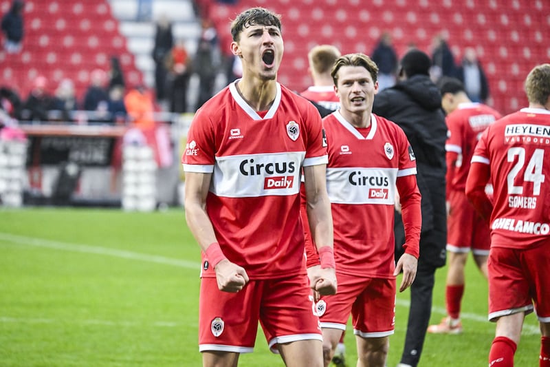 Zeno Van Den Bosch zet zinnen op transfer, Antwerp speurt naar ...