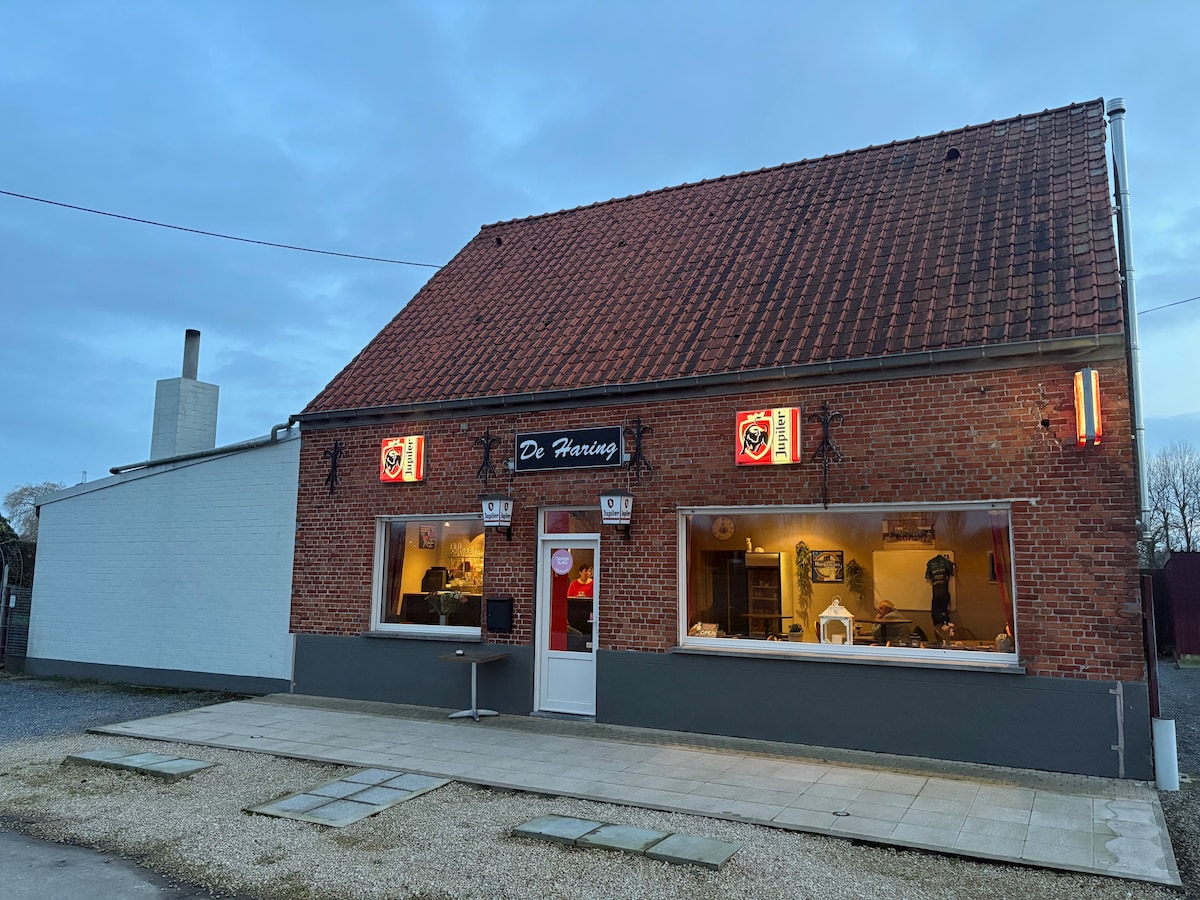 Bekroonde aannemer Simon Eggermont neemt laatste café van Vinkt over ...