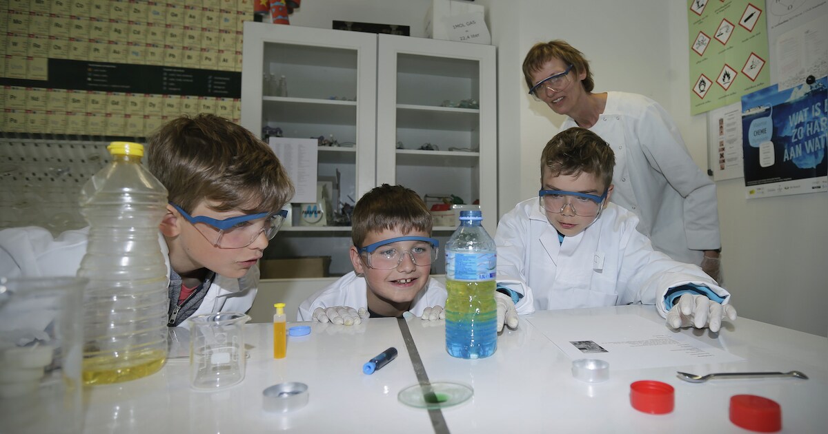 Zelf frisdrank maken op eerste Wetenschapsacademie | Maaseik | HLN.be