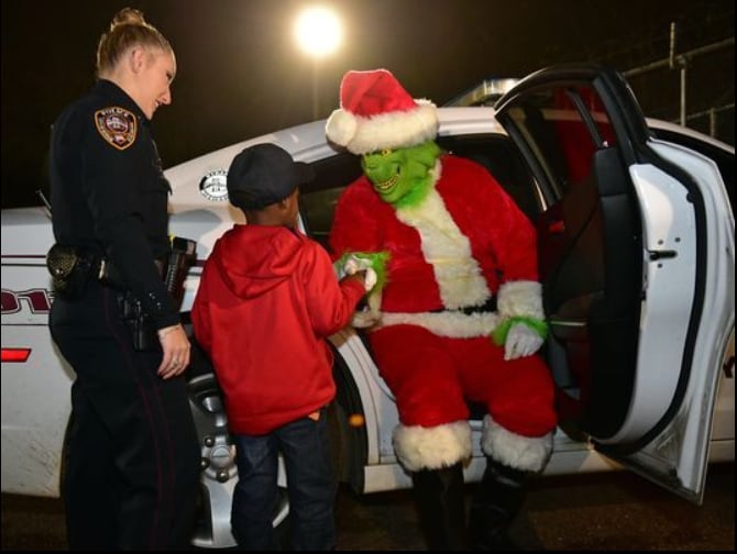 Schattig: jongetje (5) belt politie omdat hij bang is dat de Grinch ...