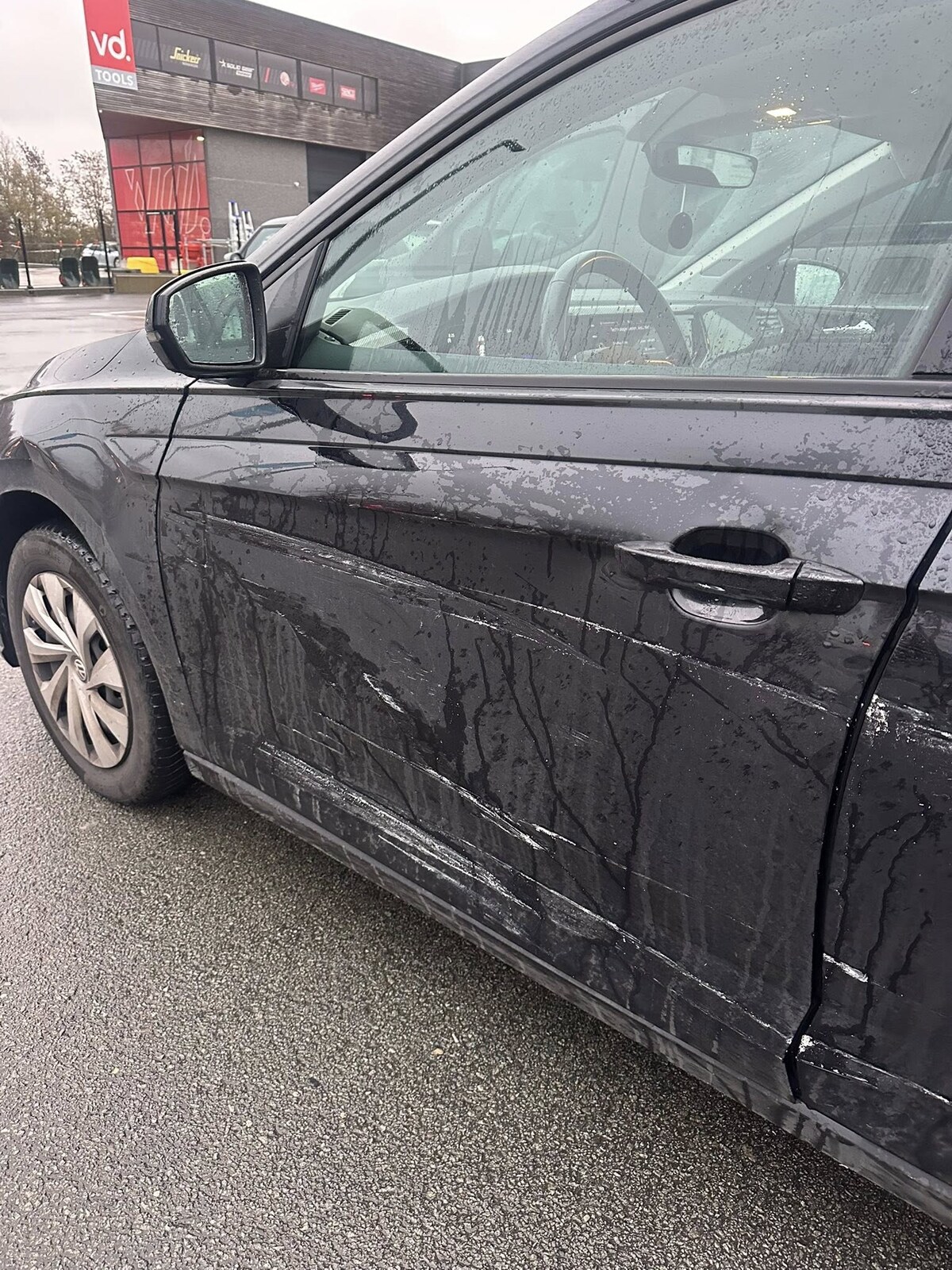 Vrachtwagen pleegt vluchtmisdrijf na aanrijding op rondpunt | Wetteren ...
