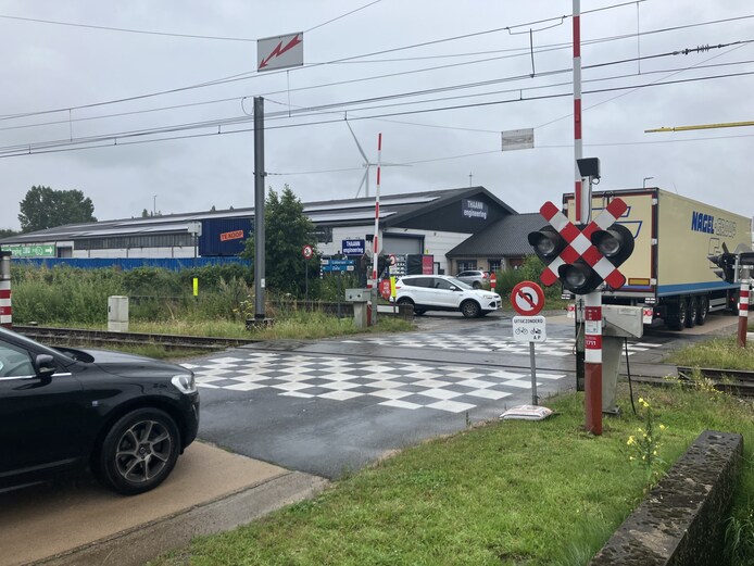 Eénrichting in Heikantstraat om gevaarlijk kruispunt te ontlasten? “Tunnel onder spoorweg ...