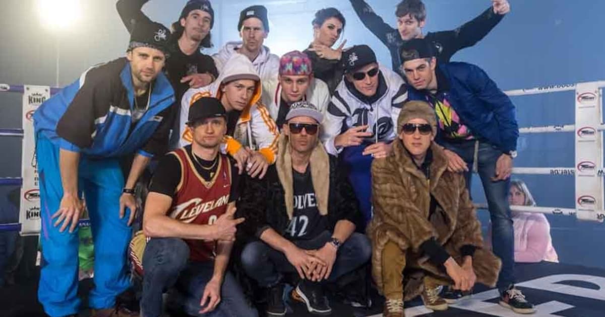 Wat doet Sven Nys hier als volleerd rapper tussen collega's ...