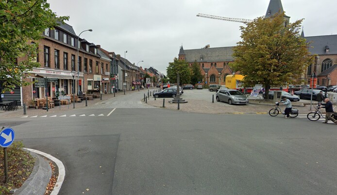 Bromfietser lichtgewond bij aanrijding op kruispunt Kerkstraat | Stekene | hln.be