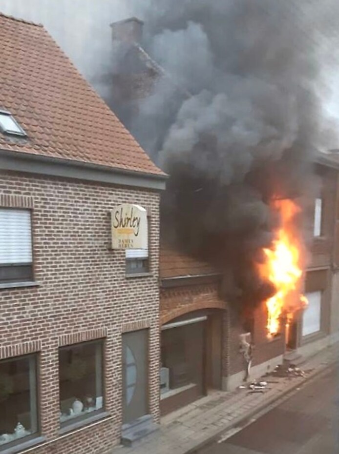 VIDEO: Hevige brand legt rijwoning in de as: drie kinderen kunnen nipt ...