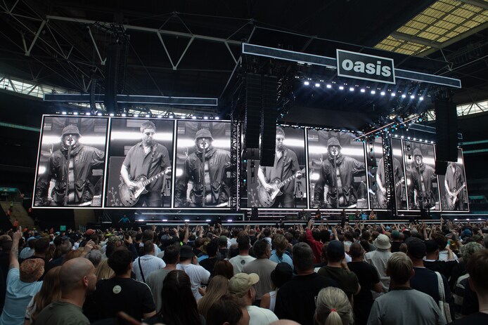 Man overleden na val van tribune bij concert Oasis in Wembley Stadium ...