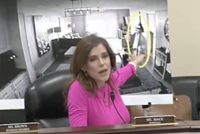 Republikeinse toont geblurde naaktfoto van zichzelf in Congres om haar ...