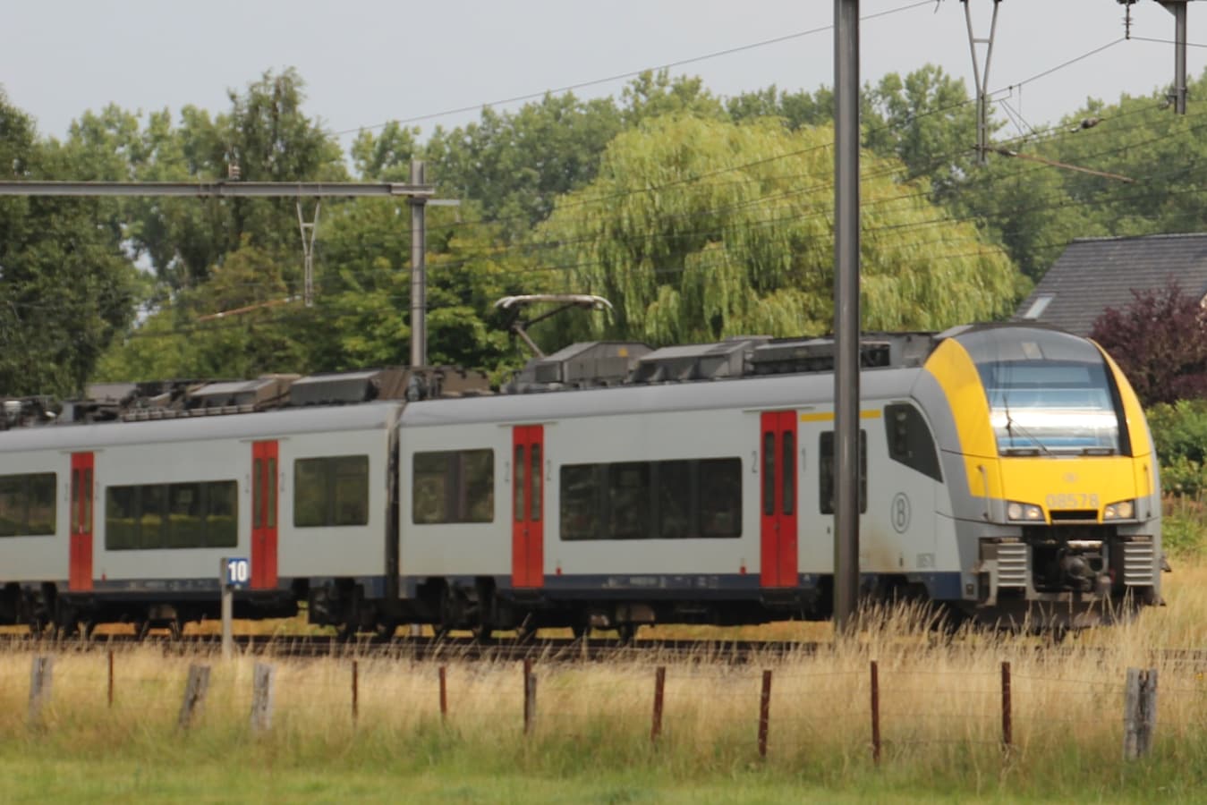 Treinverkeer verstoord na aanrijding op sporen in Munkzwalm | Foto | hln.be