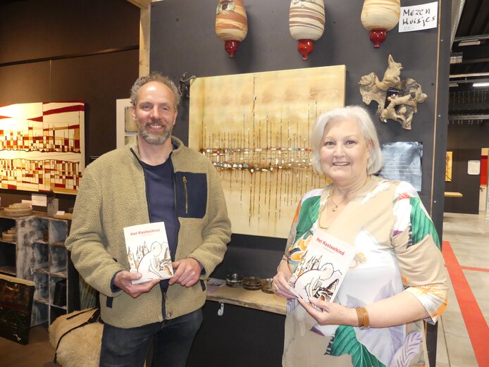 Ex-concertzangeres Nadine (67) schrijft debuutroman Het Kasteelkind: “Twaalf jaar bezig geweest ...