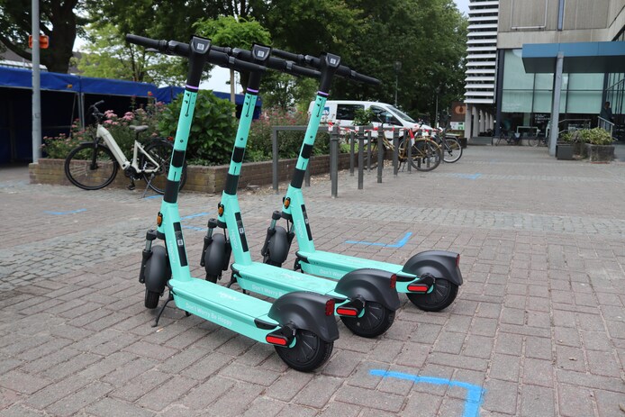 Nieuwe ‘slimme’ deelsteps in Sint-Niklaas: “Rij je op het voetpad? Dan ...