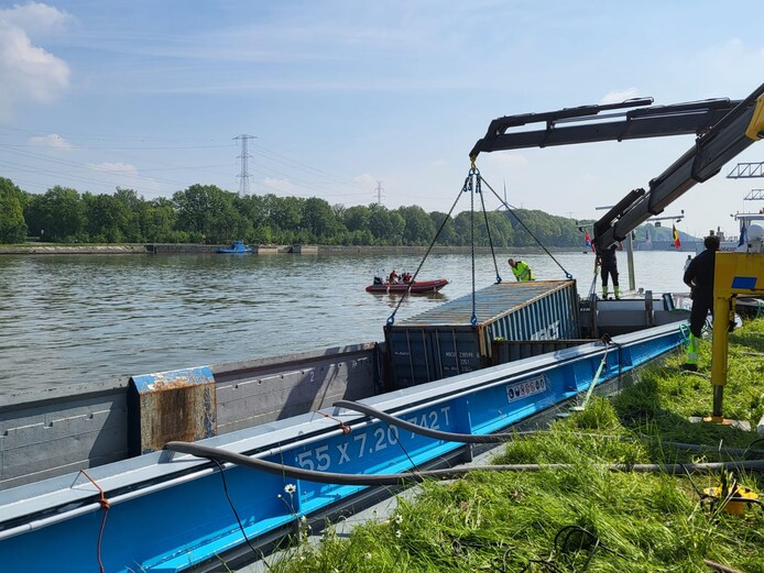 Schip met metaalafval kampt met lek in Meerhout: “Brandweer ter plaatse ...