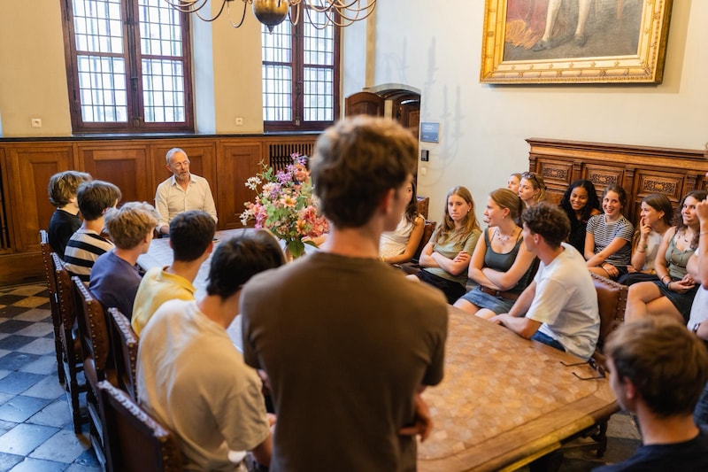 Leerlingen Wispelberg in Gent nemen het op voor hun directeur ...